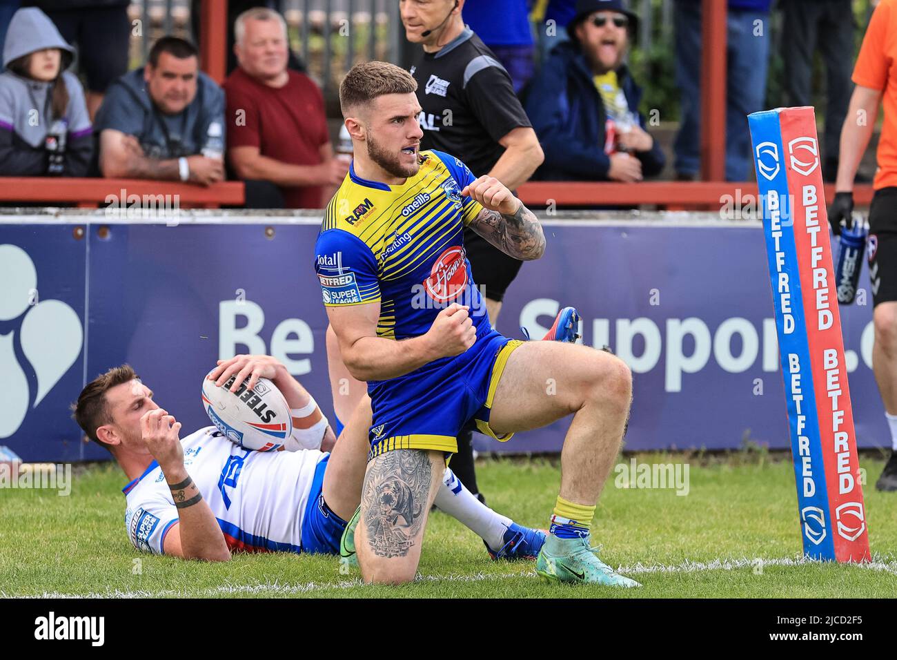 Connor Wrench #23 of Warrington Wolves celebrates his try Stock Photo ...