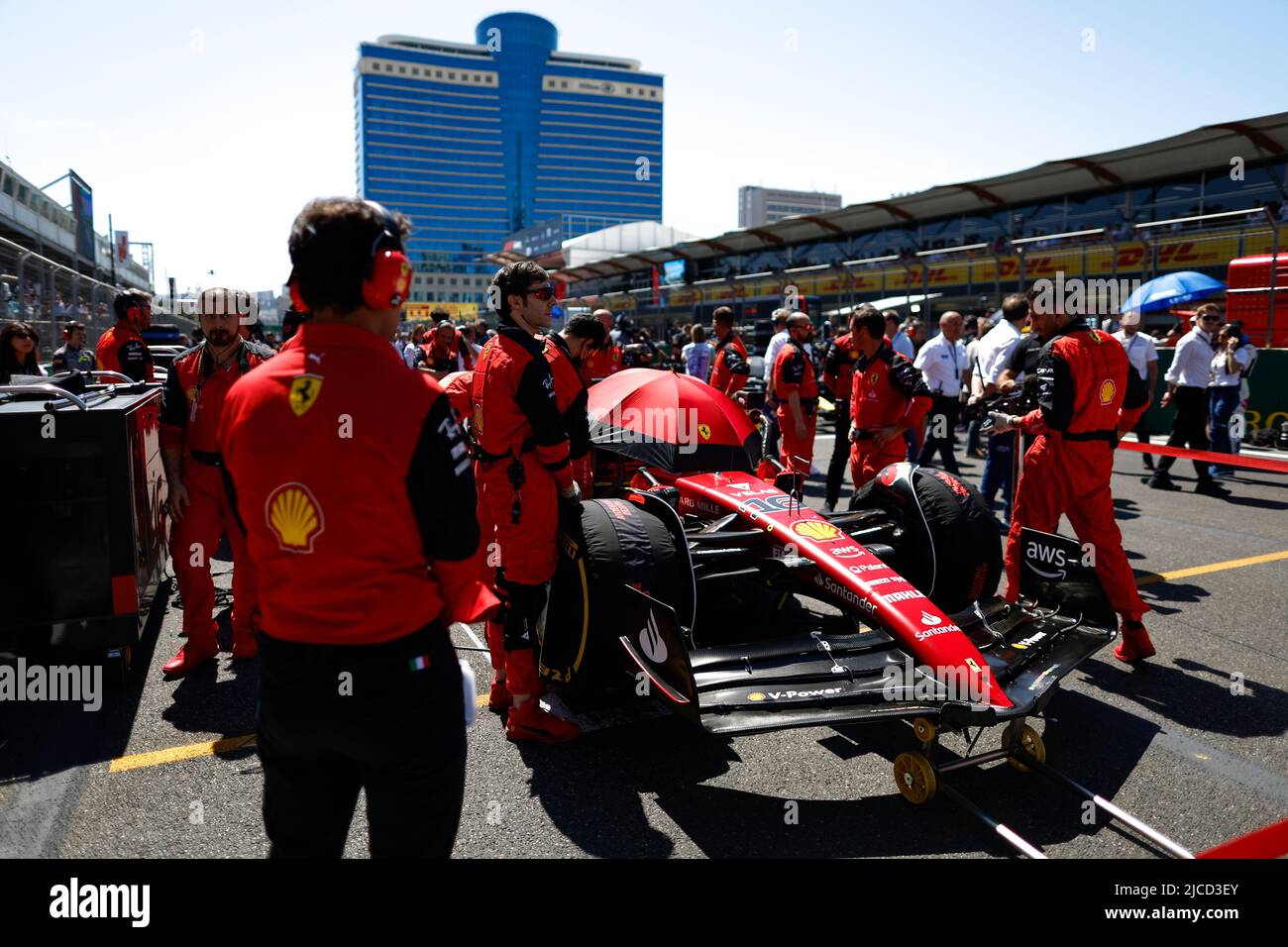 16 LECLERC Charles (mco), Scuderia Ferrari F1-75, starting grid during ...