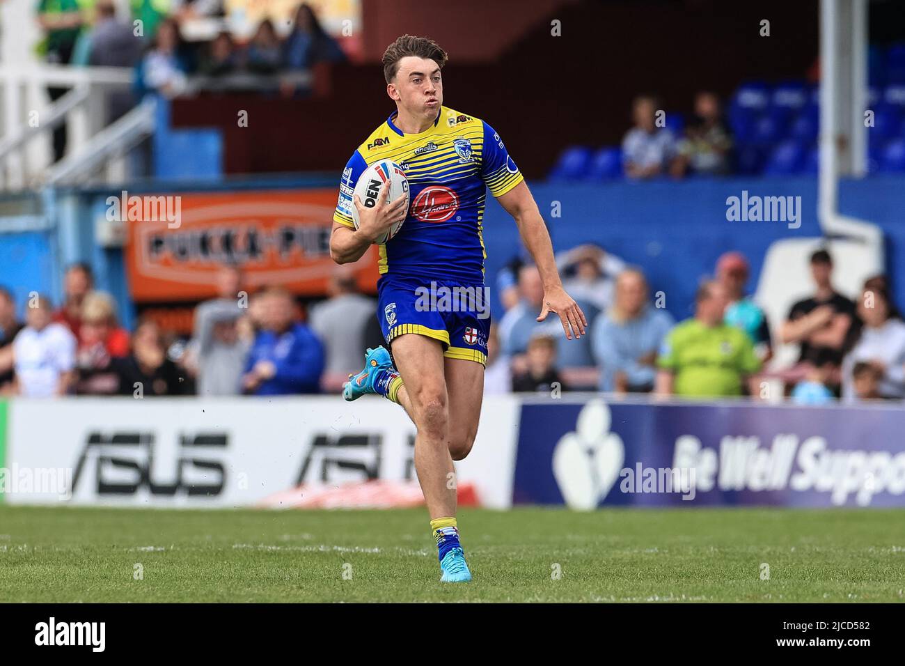 Matty Ashton #5 of Warrington Wolves makes a 60 yard dash for a solo ...