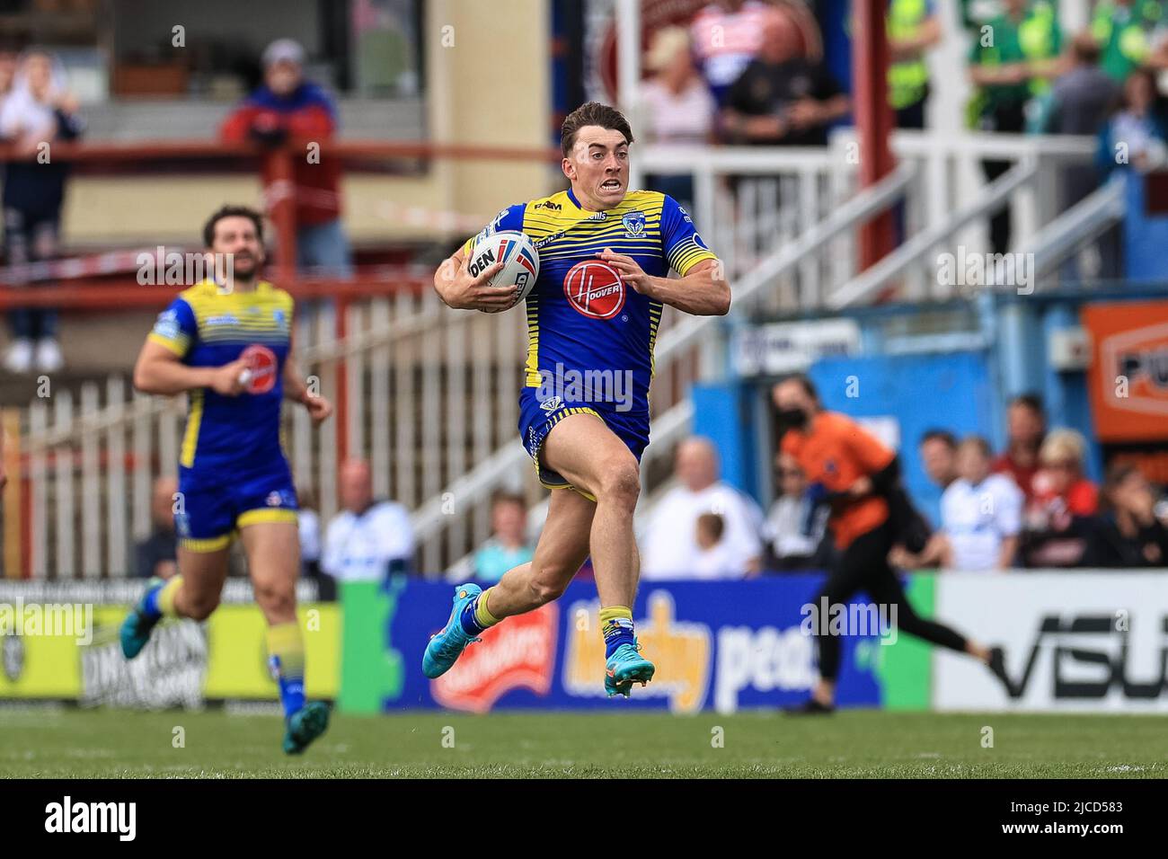 Matty Ashton #5 of Warrington Wolves makes a 60 yard dash for a solo ...