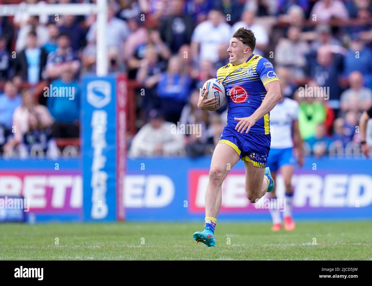 Warrington Wolves' Matty Ashton breaks free to go on and score their ...