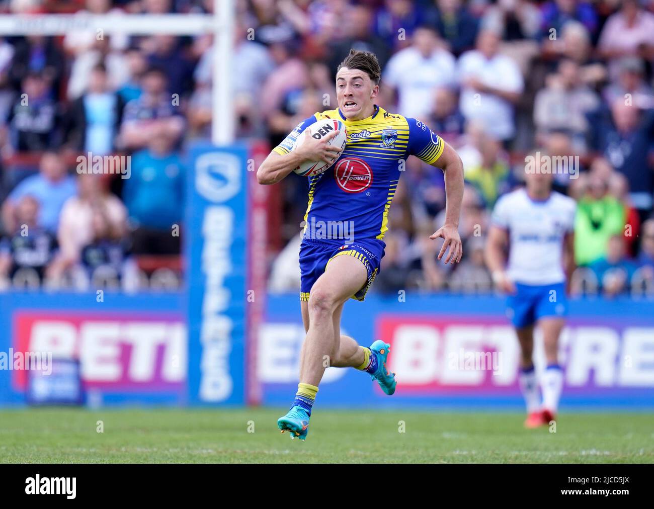 Warrington Wolves' Matty Ashton breaks free to go on and score their ...