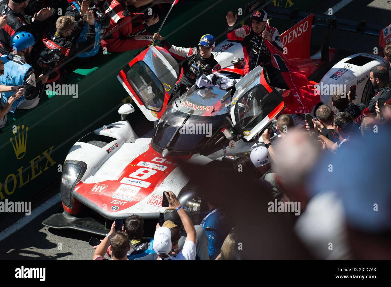Le Mans, France. 12th June, 2022. 08 BUEMI Sébastien (swi), HARTLEY ...