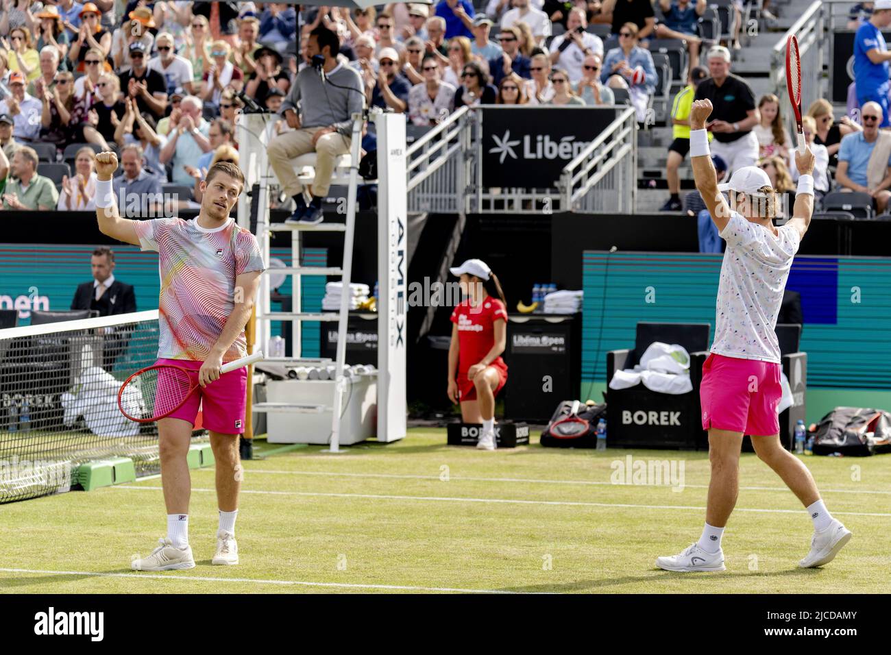 Women tennis players with crowd hi-res stock photography and images - Alamy