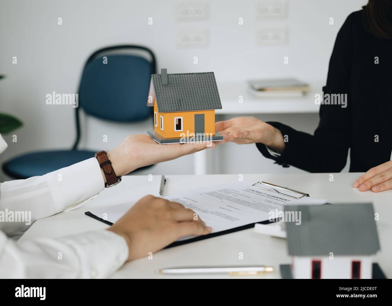 Guarantee, mortgage, agreement, contract, sign, real estate agent ...