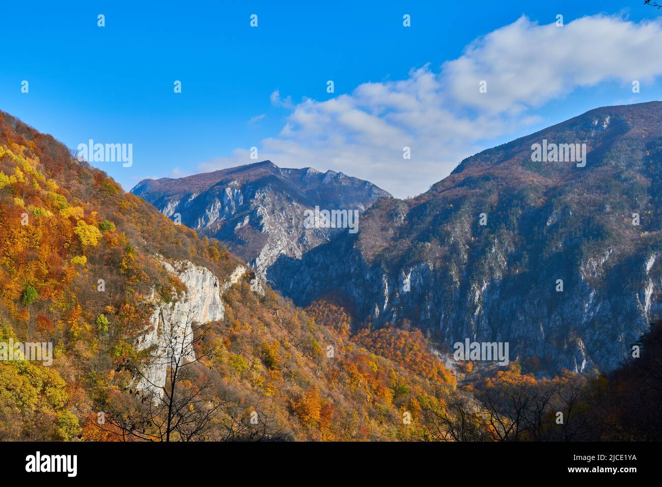 High cliff waterfall vanturatoarea romania hi-res stock photography and images - Alamy