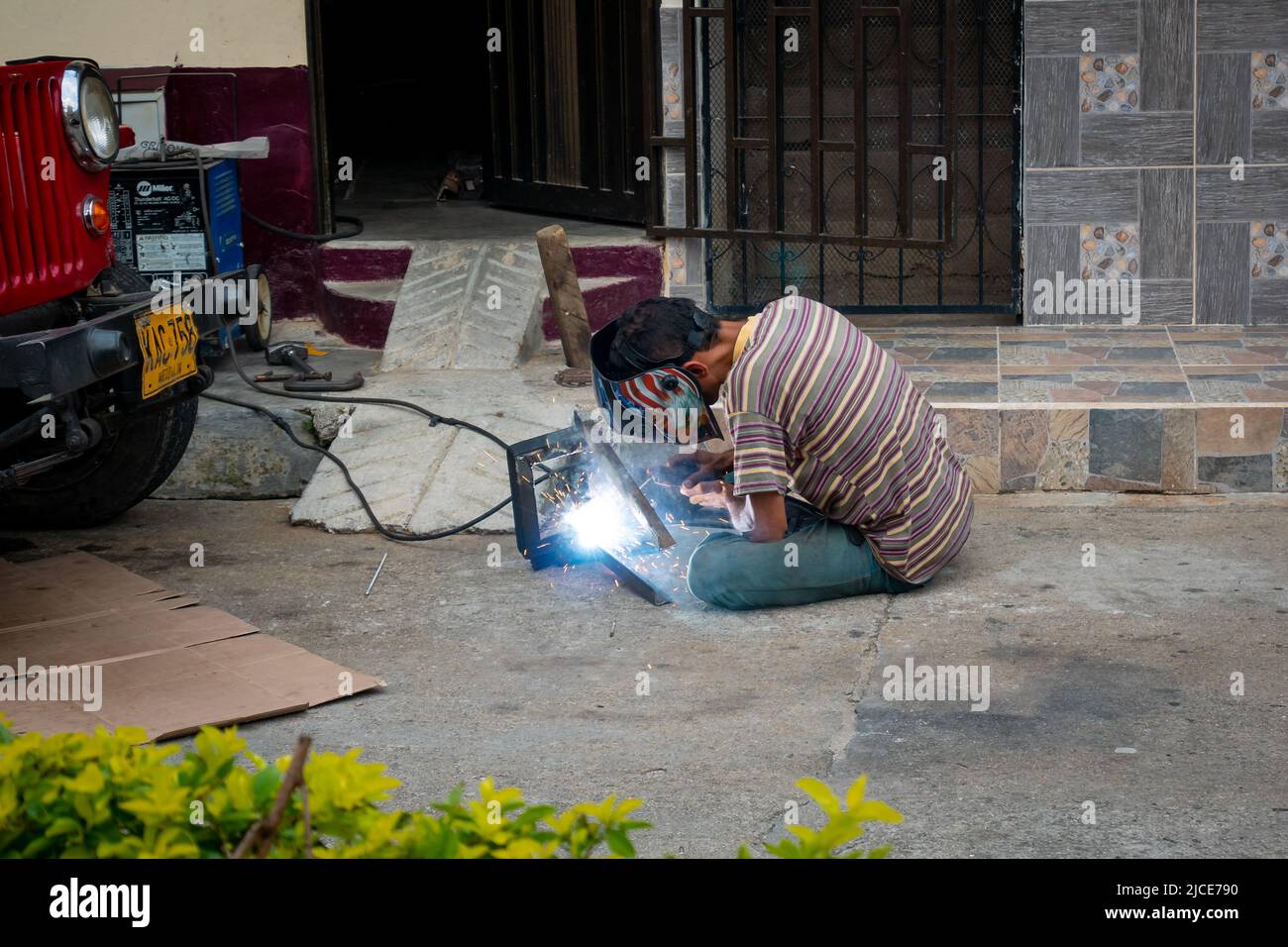 Street welding hi-res stock photography and images - Alamy