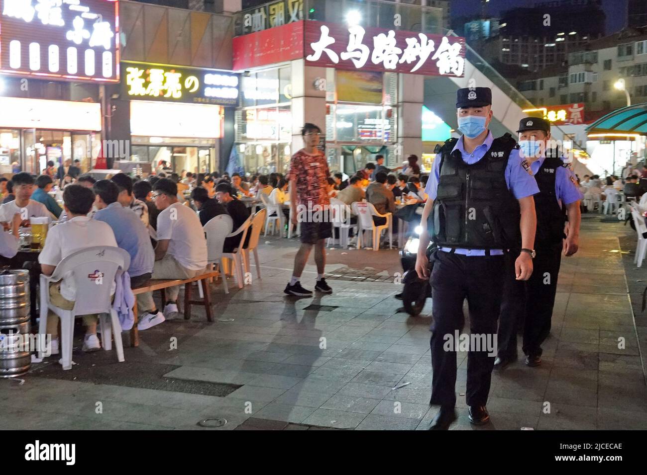 Police officers at bar hi-res stock photography and images - Alamy