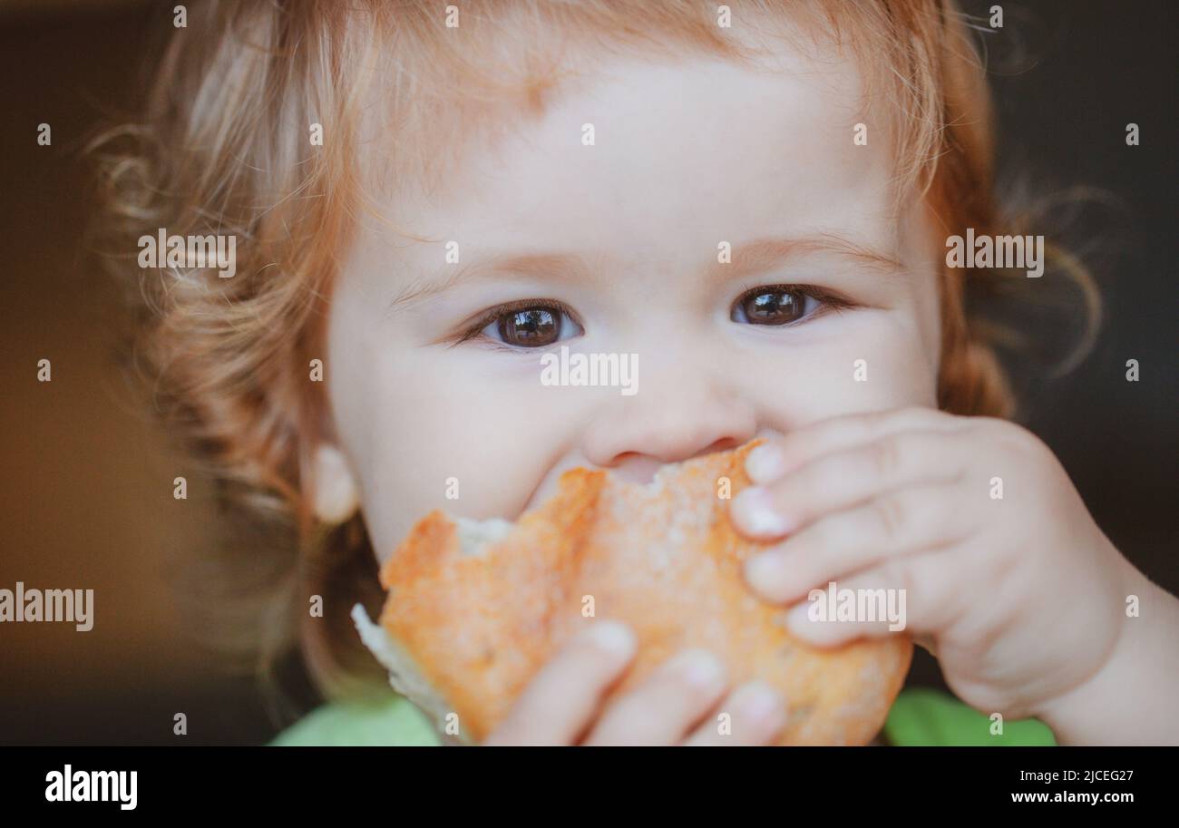 Feeding with bun hi-res stock photography and images - Alamy