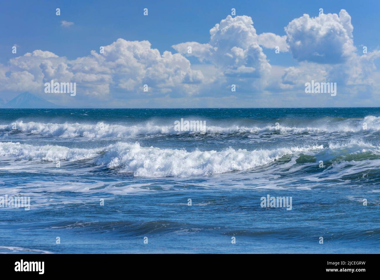 Big foamy waves hi-res stock photography and images - Alamy