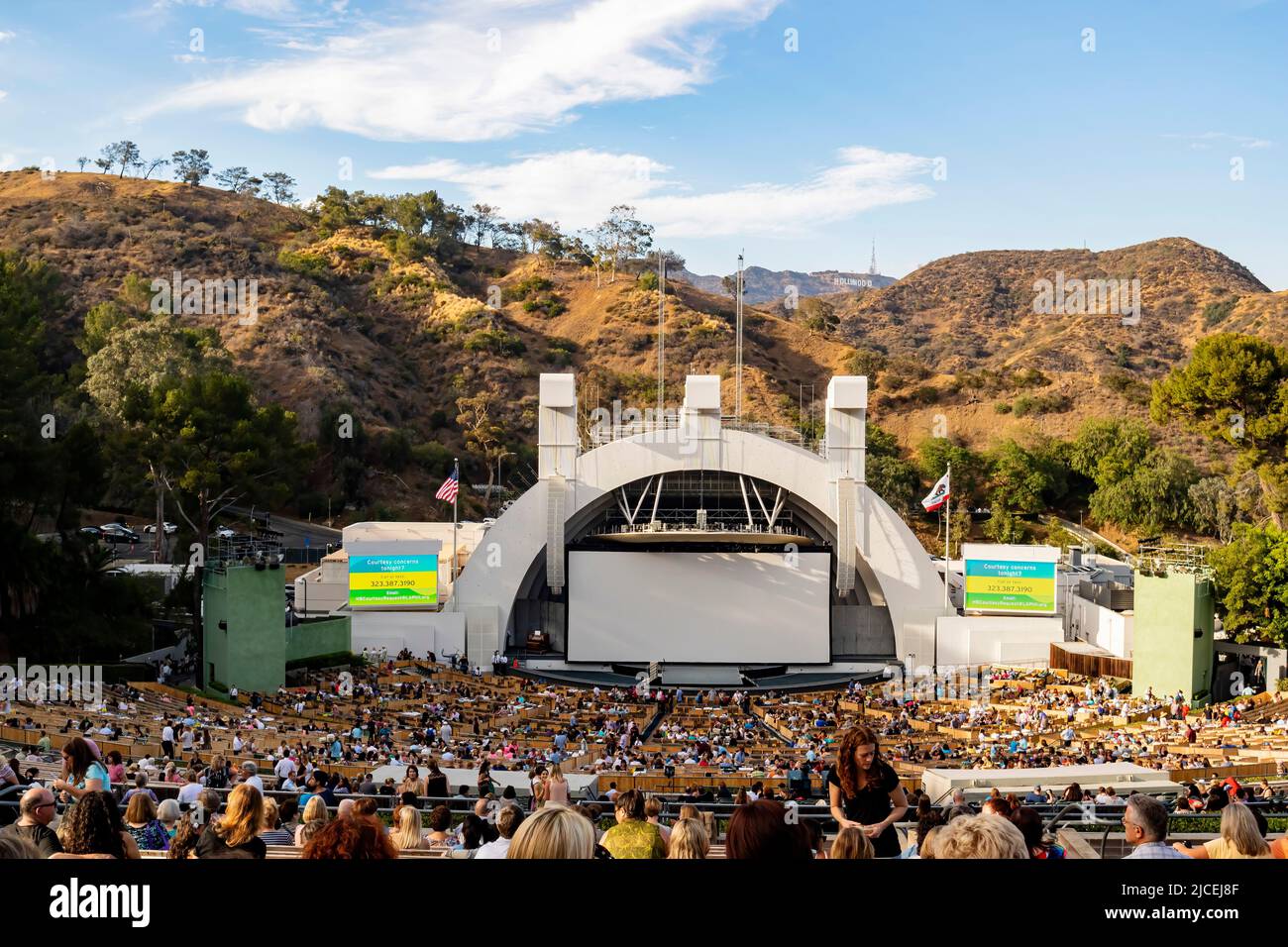 Crowd sing along hi-res stock photography and images - Alamy