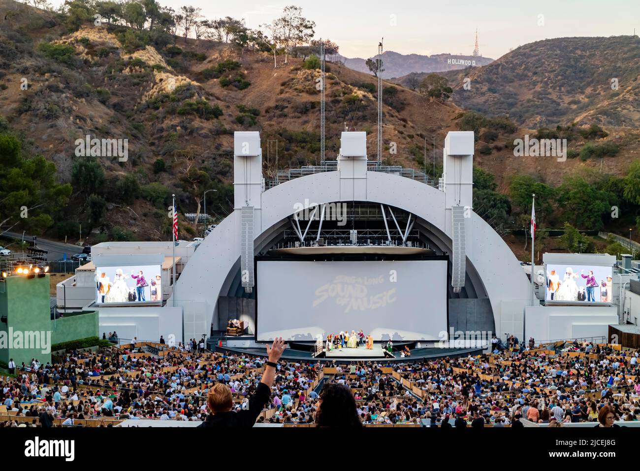 Crowd sing along hi-res stock photography and images - Alamy