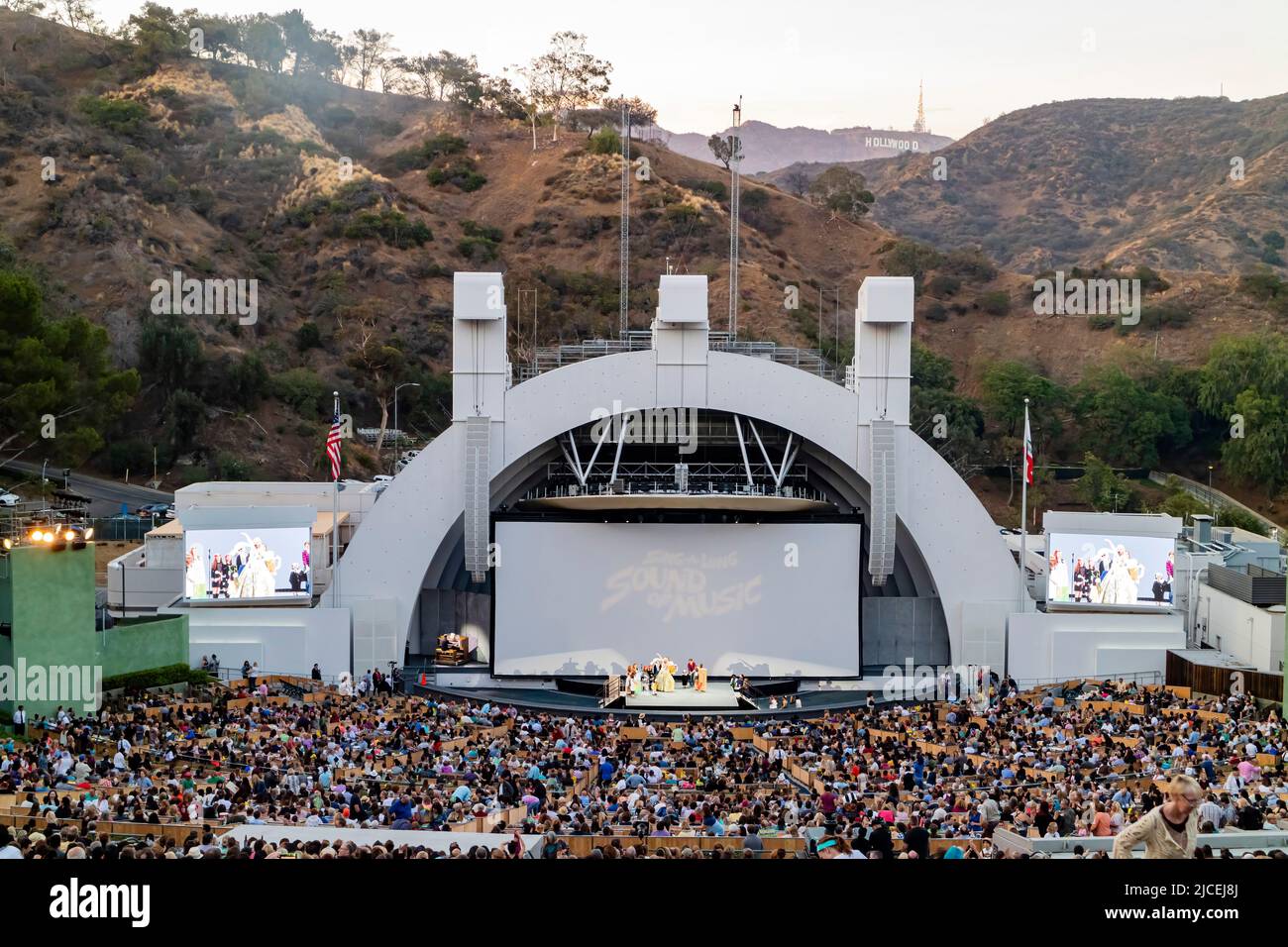 Crowd sing along hi-res stock photography and images - Alamy