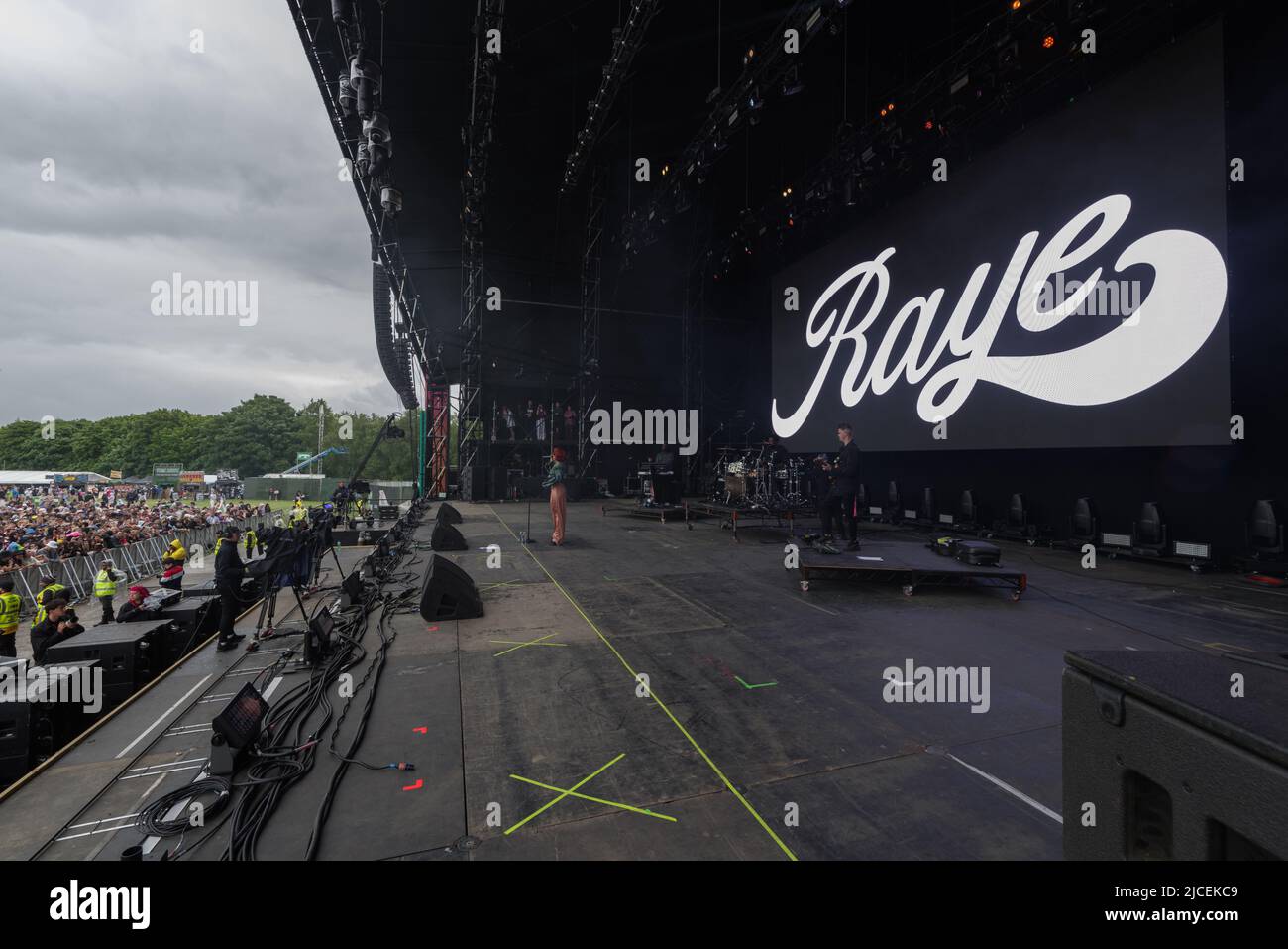 Raye singer 2022 hi-res stock photography and images - Alamy