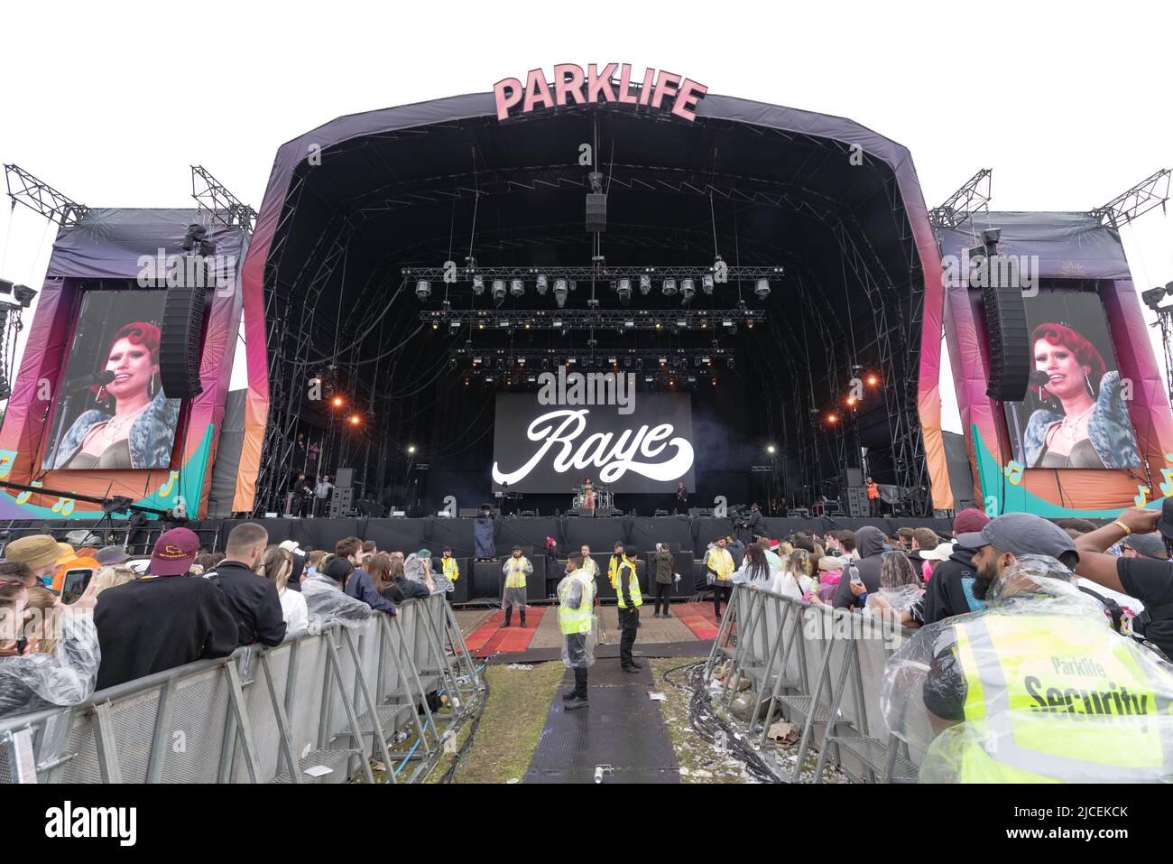 Raye singer 2022 hi-res stock photography and images - Alamy