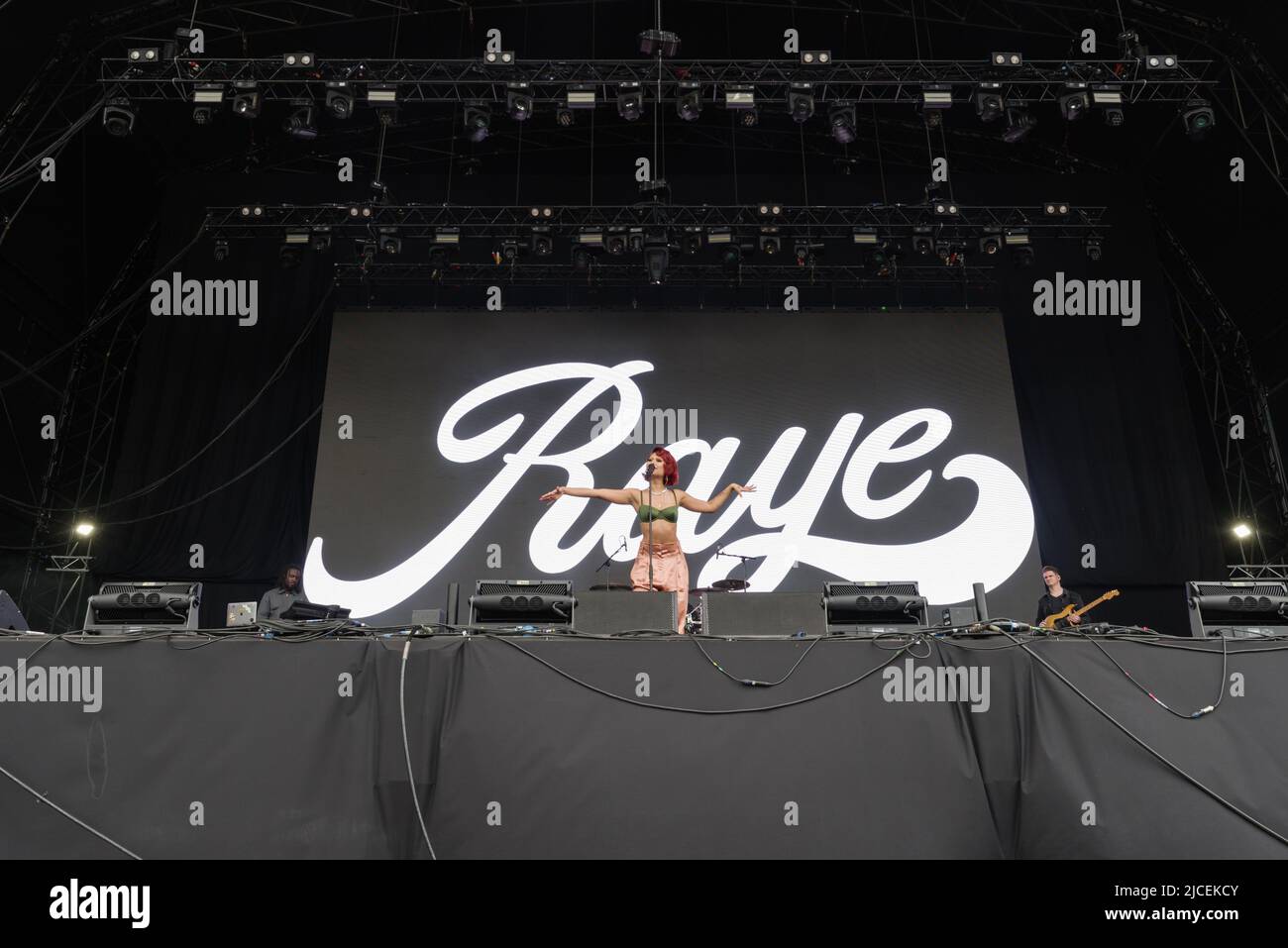 Raye singer 2022 hi-res stock photography and images - Alamy