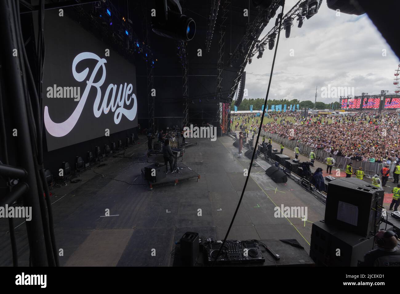 Raye singer 2022 hi-res stock photography and images - Alamy