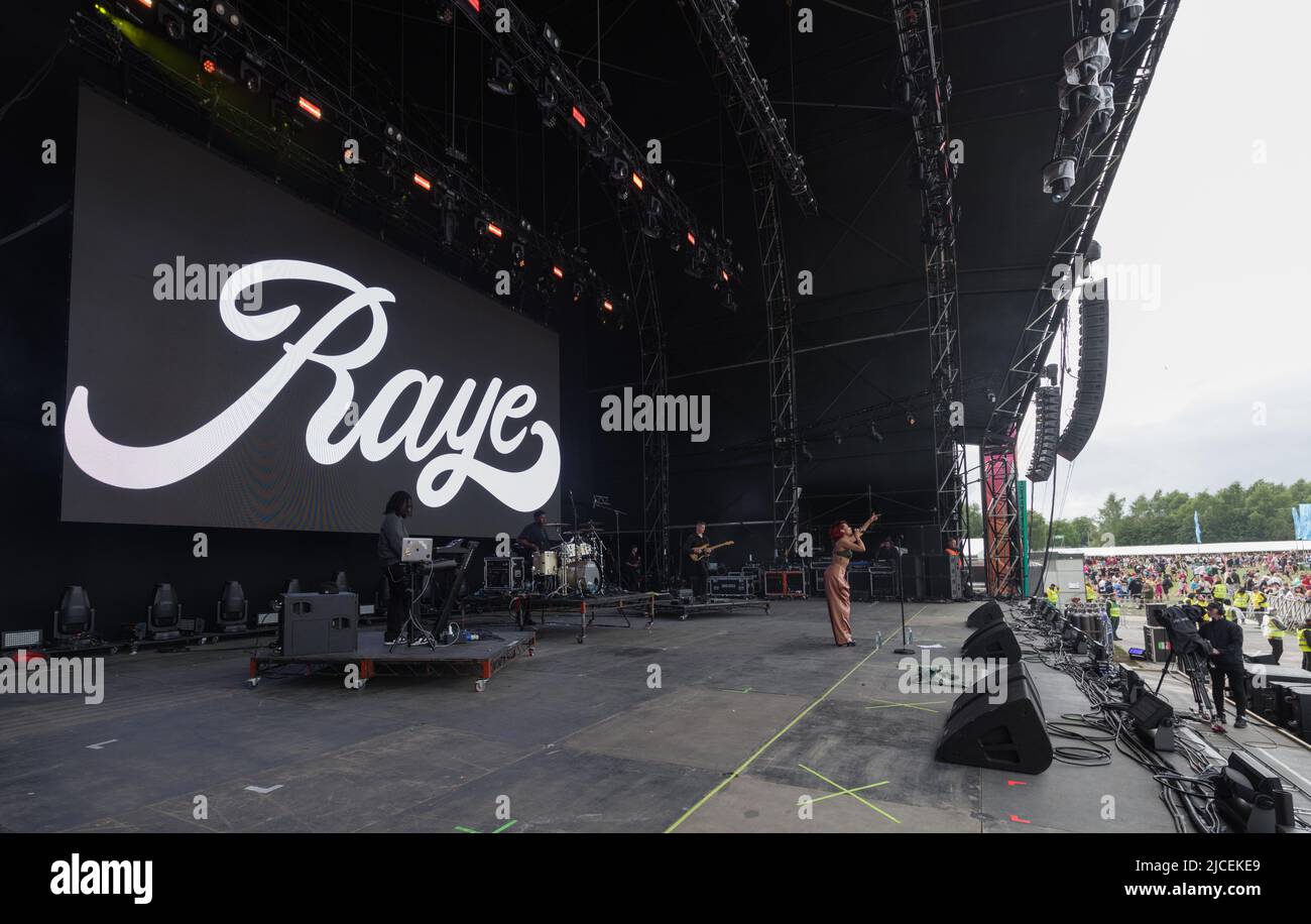 Raye singer 2022 hi-res stock photography and images - Alamy