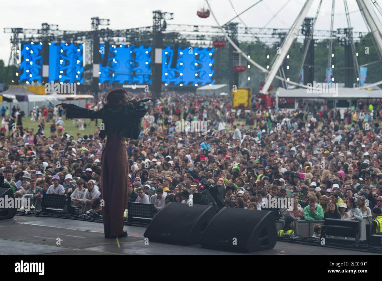 Raye singer 2022 hi-res stock photography and images - Alamy