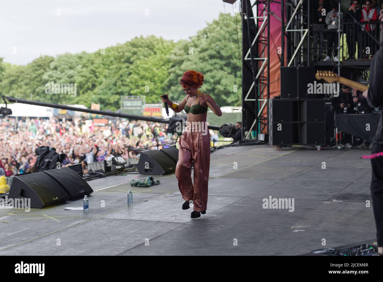 Raye singer 2022 hi-res stock photography and images - Alamy