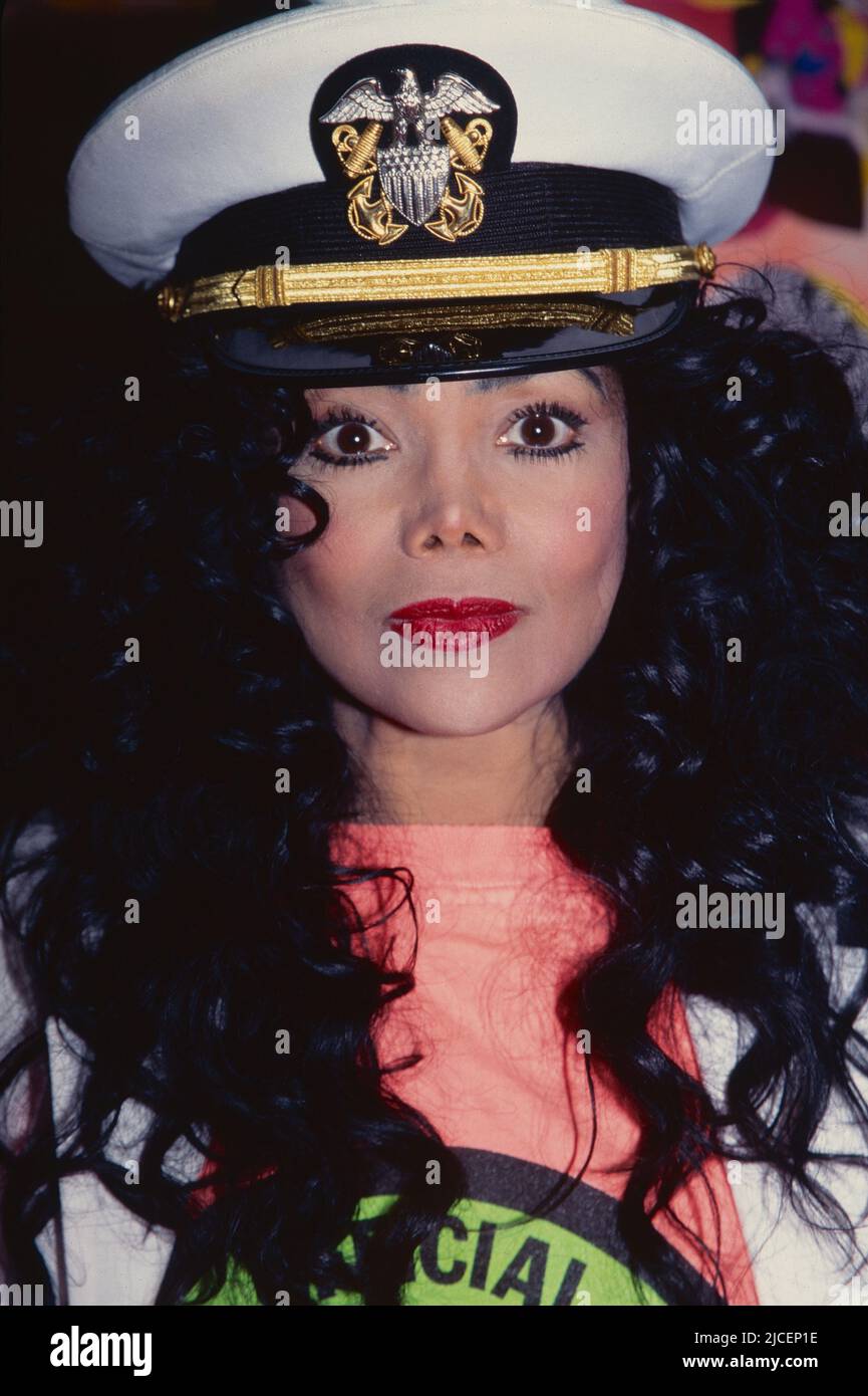 La Toya Jackson promoting Balzac Balloon Balls at Caldor in Pelham, NY ...