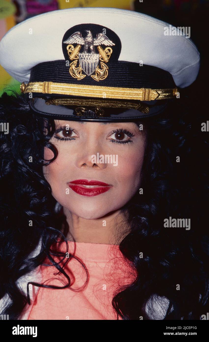 La Toya Jackson promoting Balzac Balloon Balls at Caldor in Pelham, NY ...