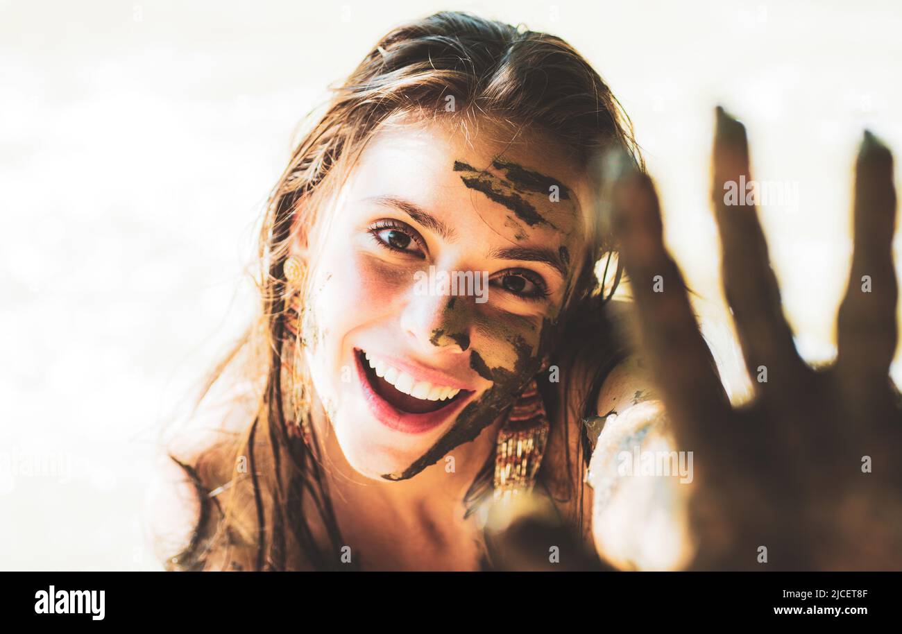 Women covered in mud hi-res stock photography and images - Alamy