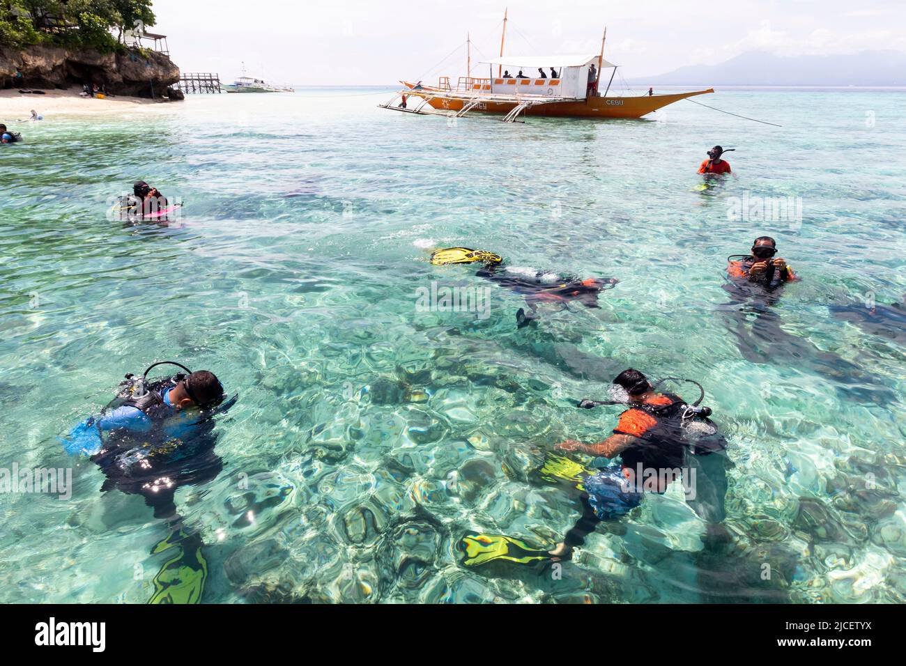 Beach clean up off Sumilon Island in Oslob, Cebu, Philippines Stock ...