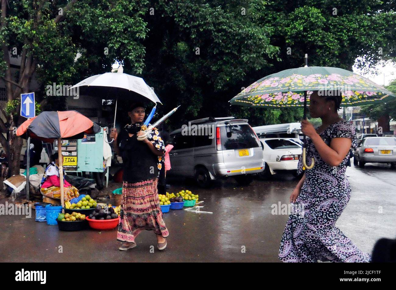 Women in rain hi-res stock photography and images - Alamy