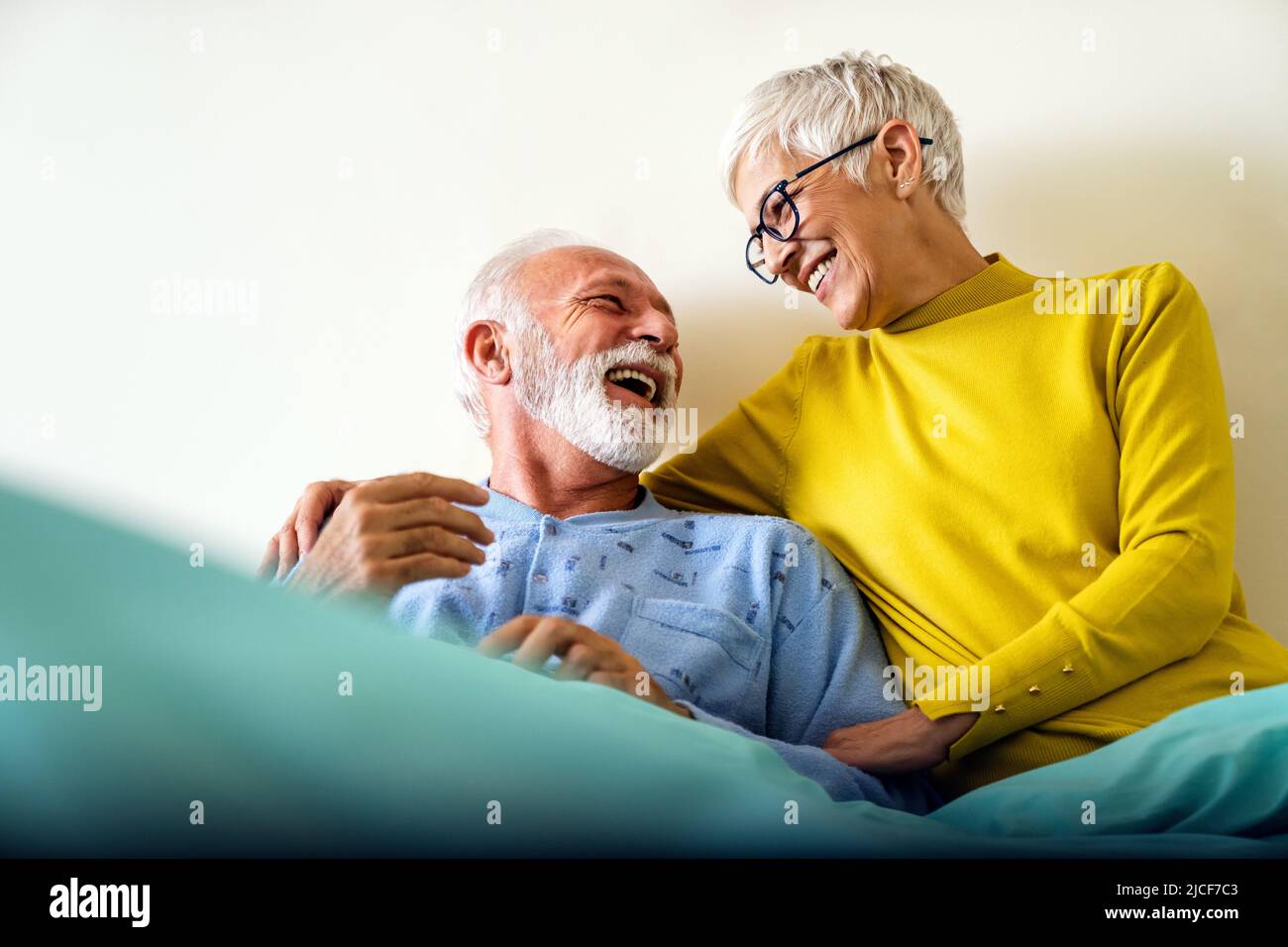 Old couple hands hospital hi-res stock photography and images - Alamy