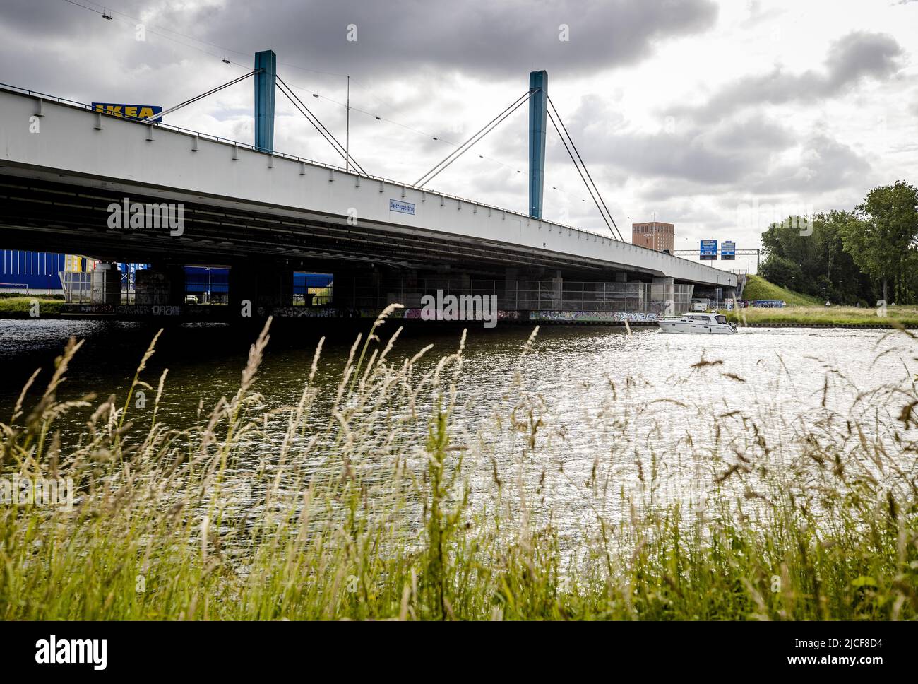 2022-06-13 08:42:09 UTRECHT - The Galecopper Bridge over the Amsterdam ...