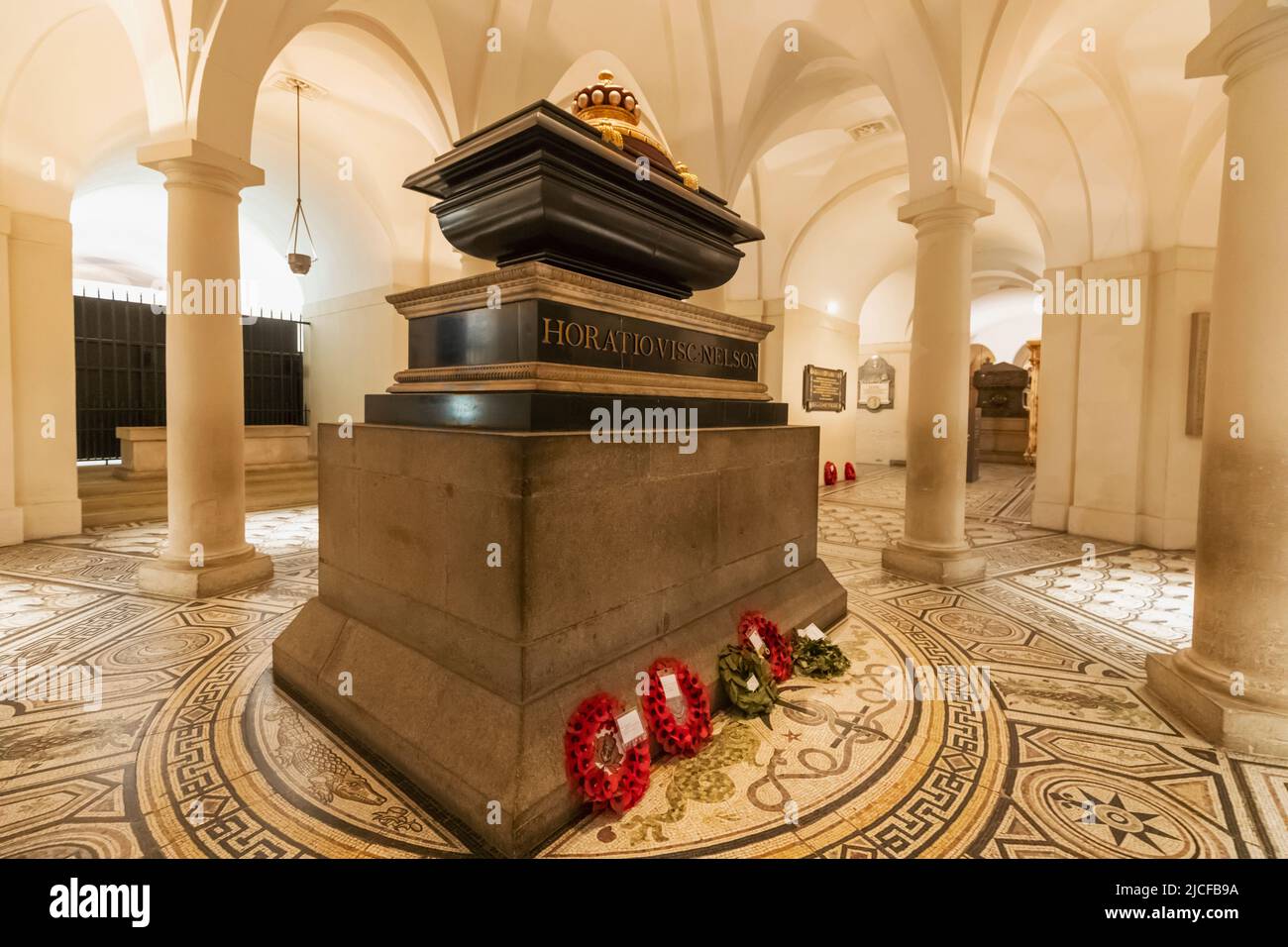 St pauls cathedral crypt hi-res stock photography and images - Alamy