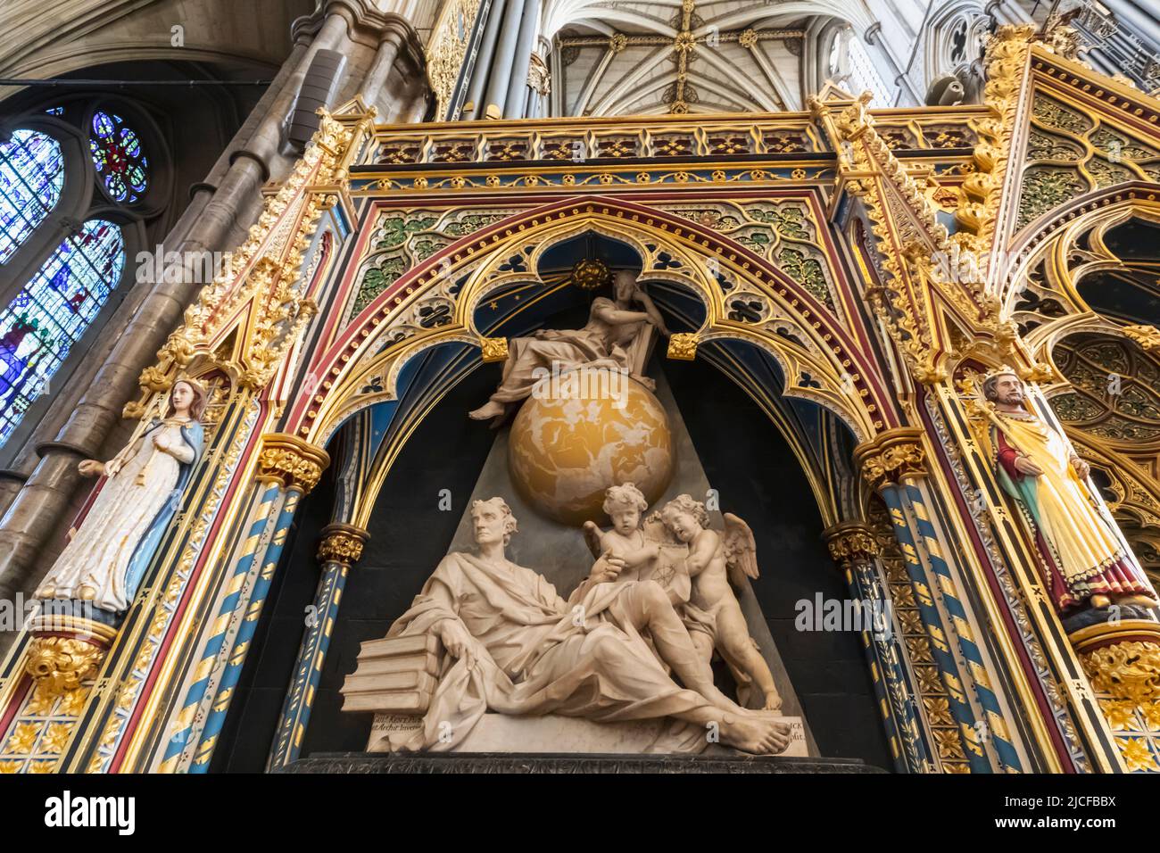 England, London, Westminster Abbey, Memorial Statue of Isaac Newton Stock Photo - Alamy