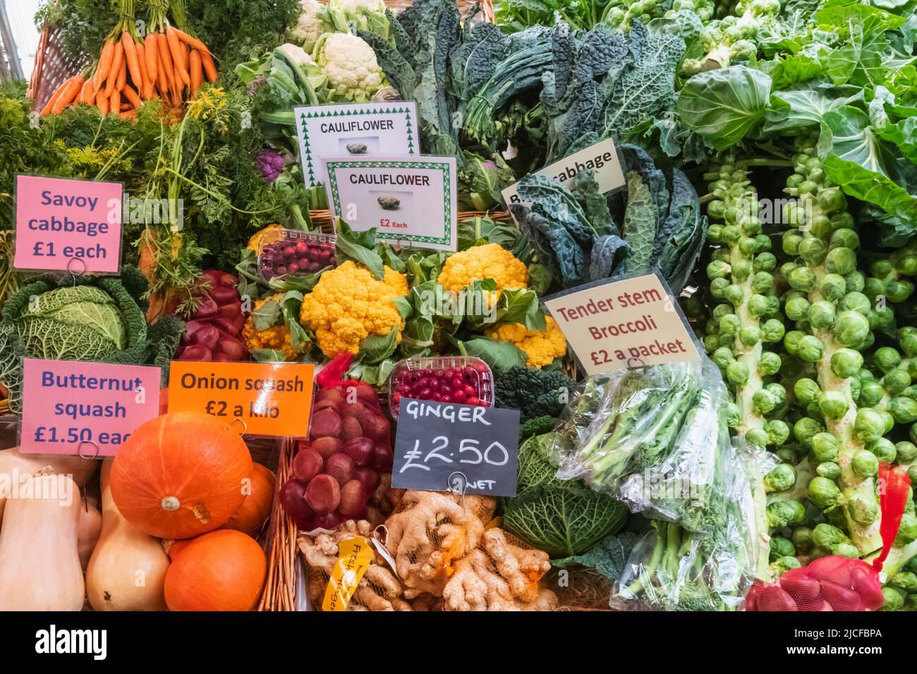 Market vegetable display hi-res stock photography and images - Alamy