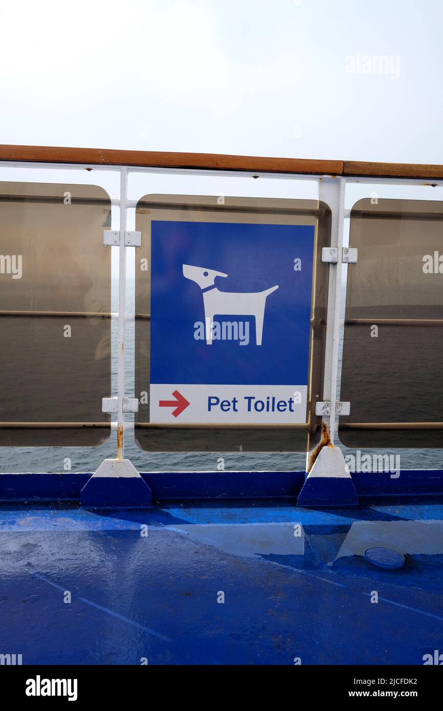 Toilet sign arrow information hi-res stock photography and images - Alamy