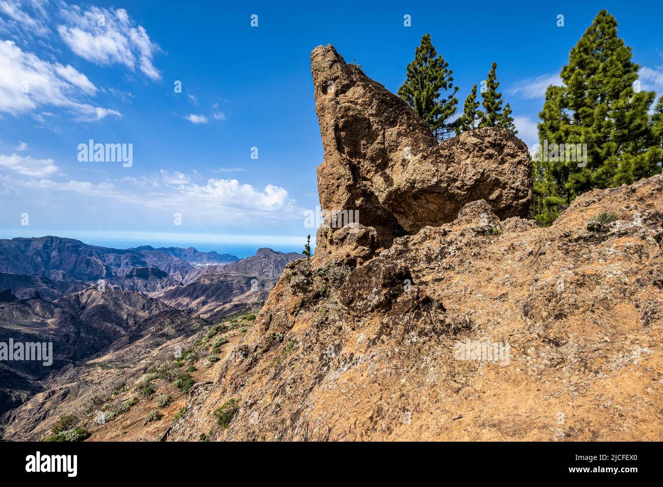 Gran Canaria hiking route Cruz de Tejeda to Artenara, view into Caldera ...
