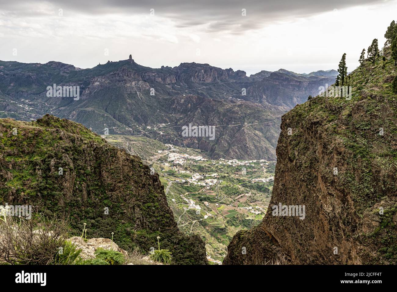 Gran Canaria hiking route Cruz de Tejeda to Artenara, view into Caldera ...
