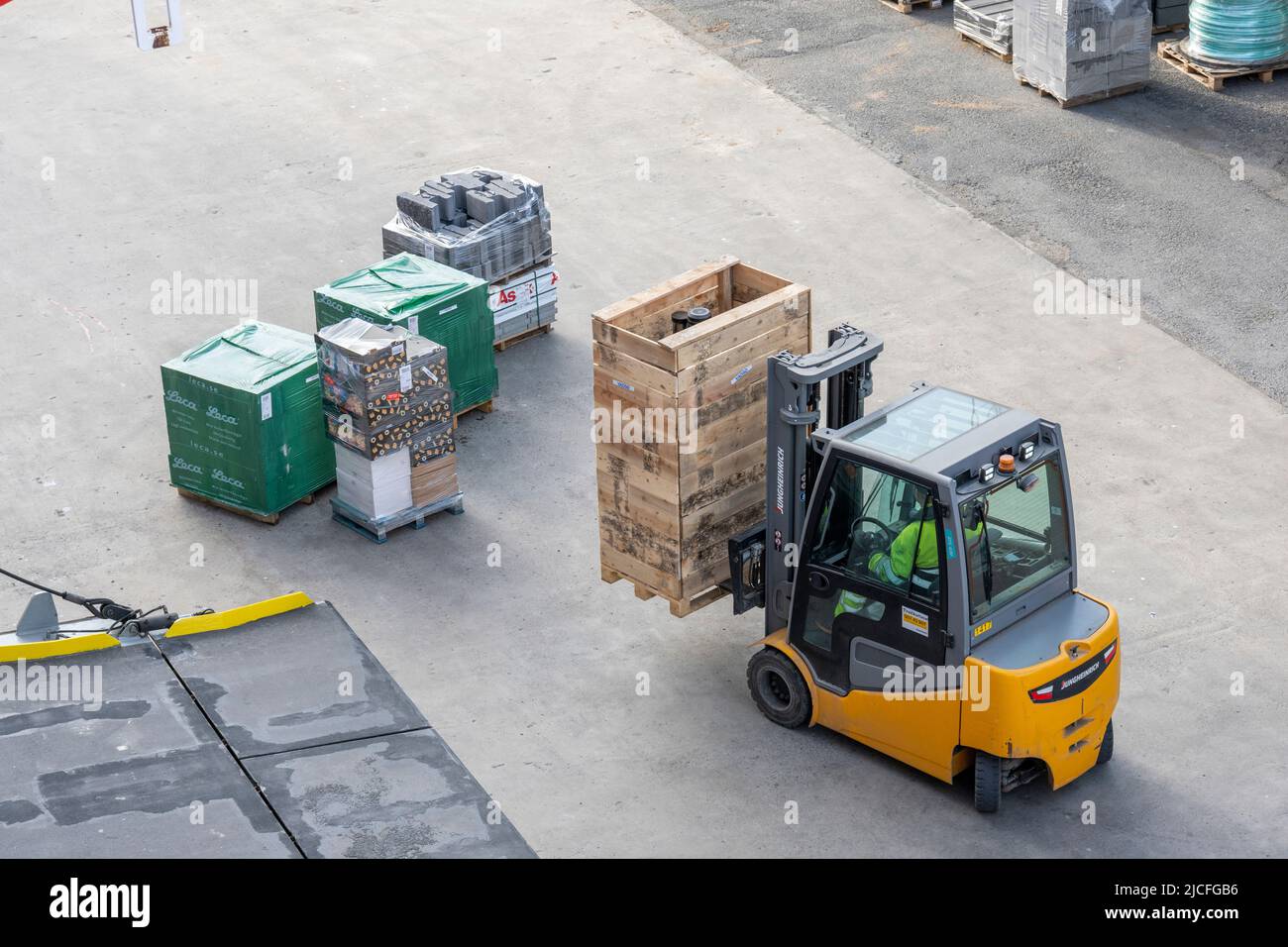 Ship loading goods hi-res stock photography and images - Alamy