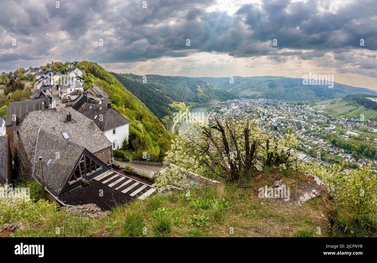 View from the Starkenburg over the village Starkenburg, on the right ...