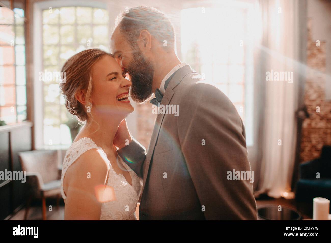 Laughing bride and groom hi-res stock photography and images - Alamy