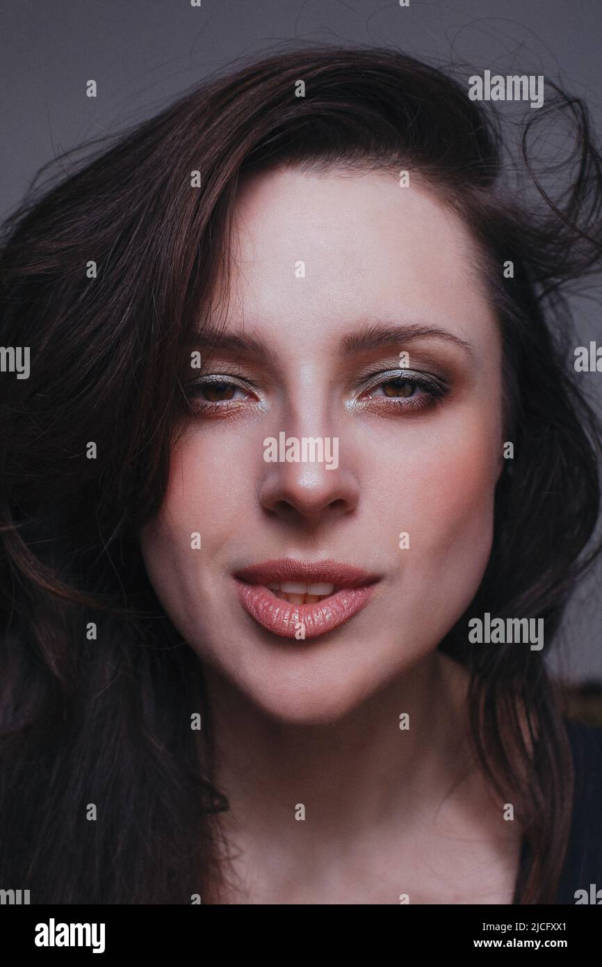 Portrait of a woman wearing nature colored makeup smiling Stock Photo ...