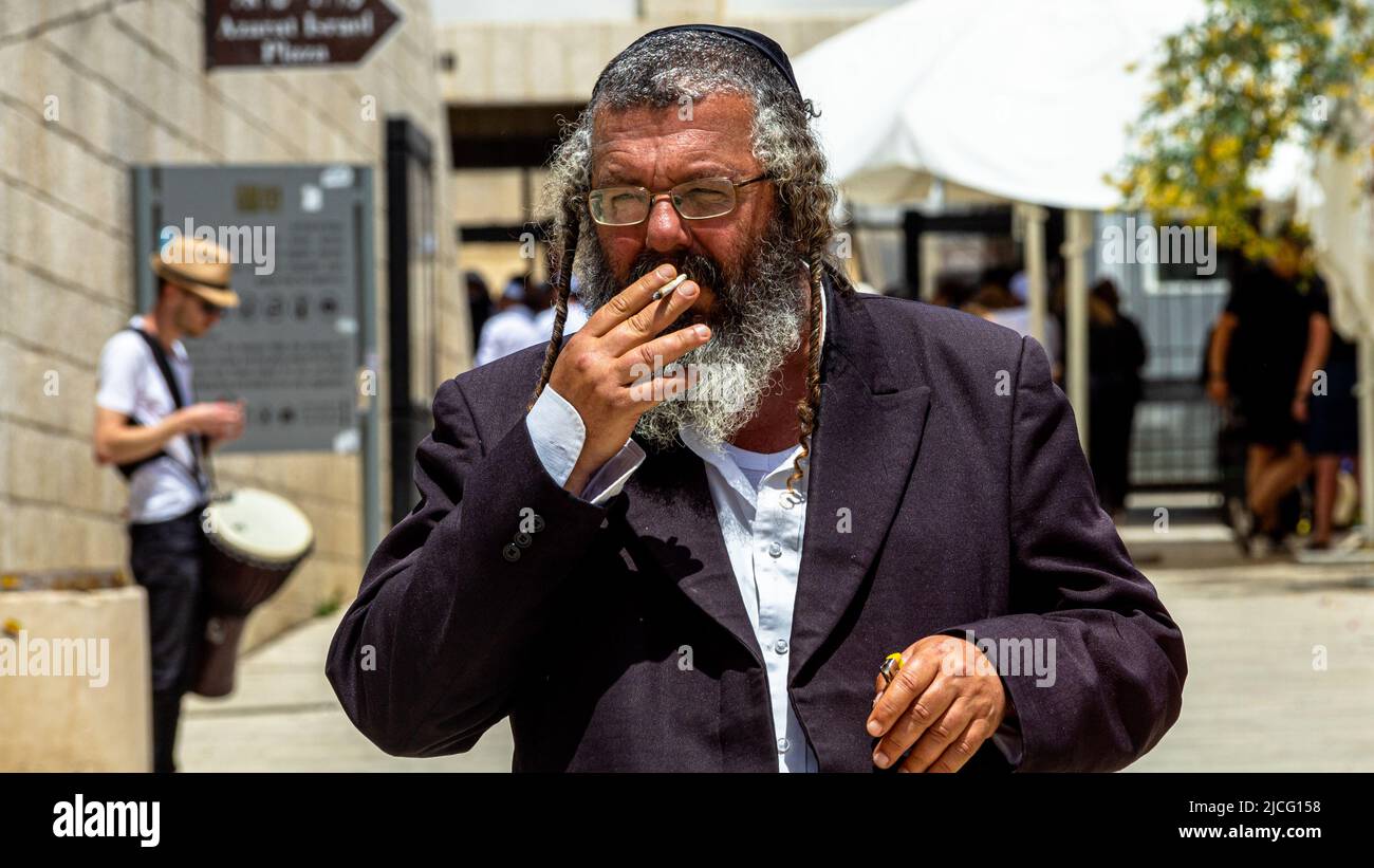 Hand rolled cigarette hi-res stock photography and images - Alamy