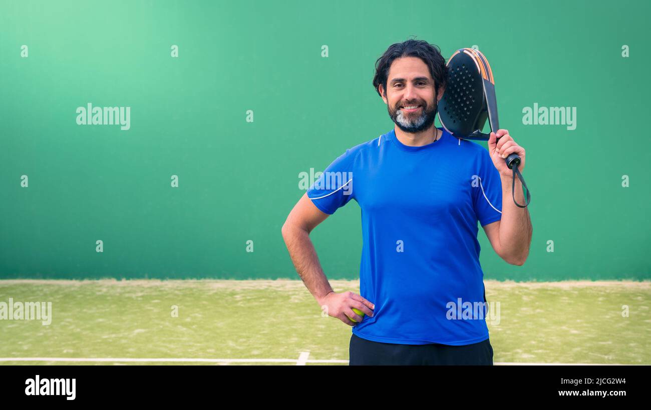 Sporty man padel tennis hi-res stock photography and images - Alamy