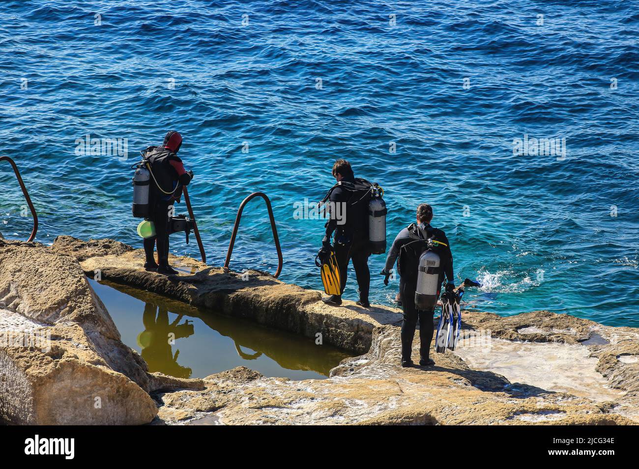 Divers at Xatt l - ahmar, Gozo Stock Photo - Alamy