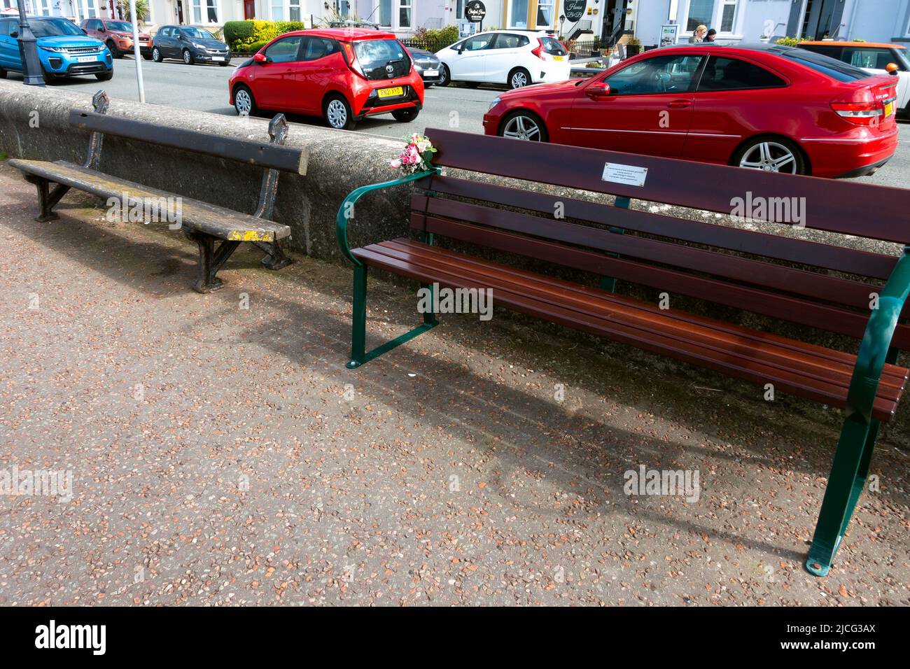 Llandudno. old and new seafront bench seating Stock Photo - Alamy