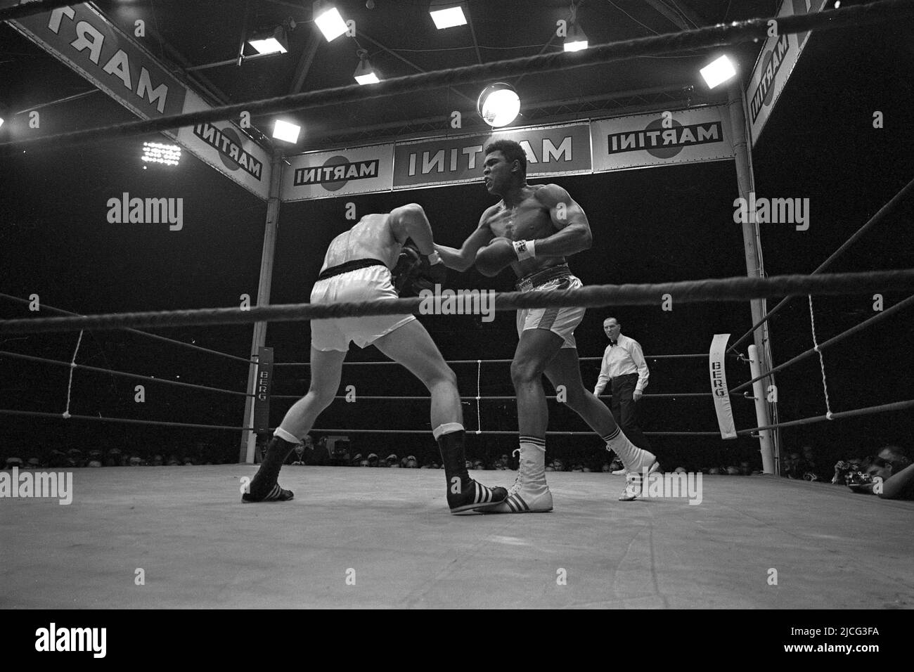 Muhammad ALI alias Cassius CLAY (USA, re.), boxing, heavyweight, in the ...