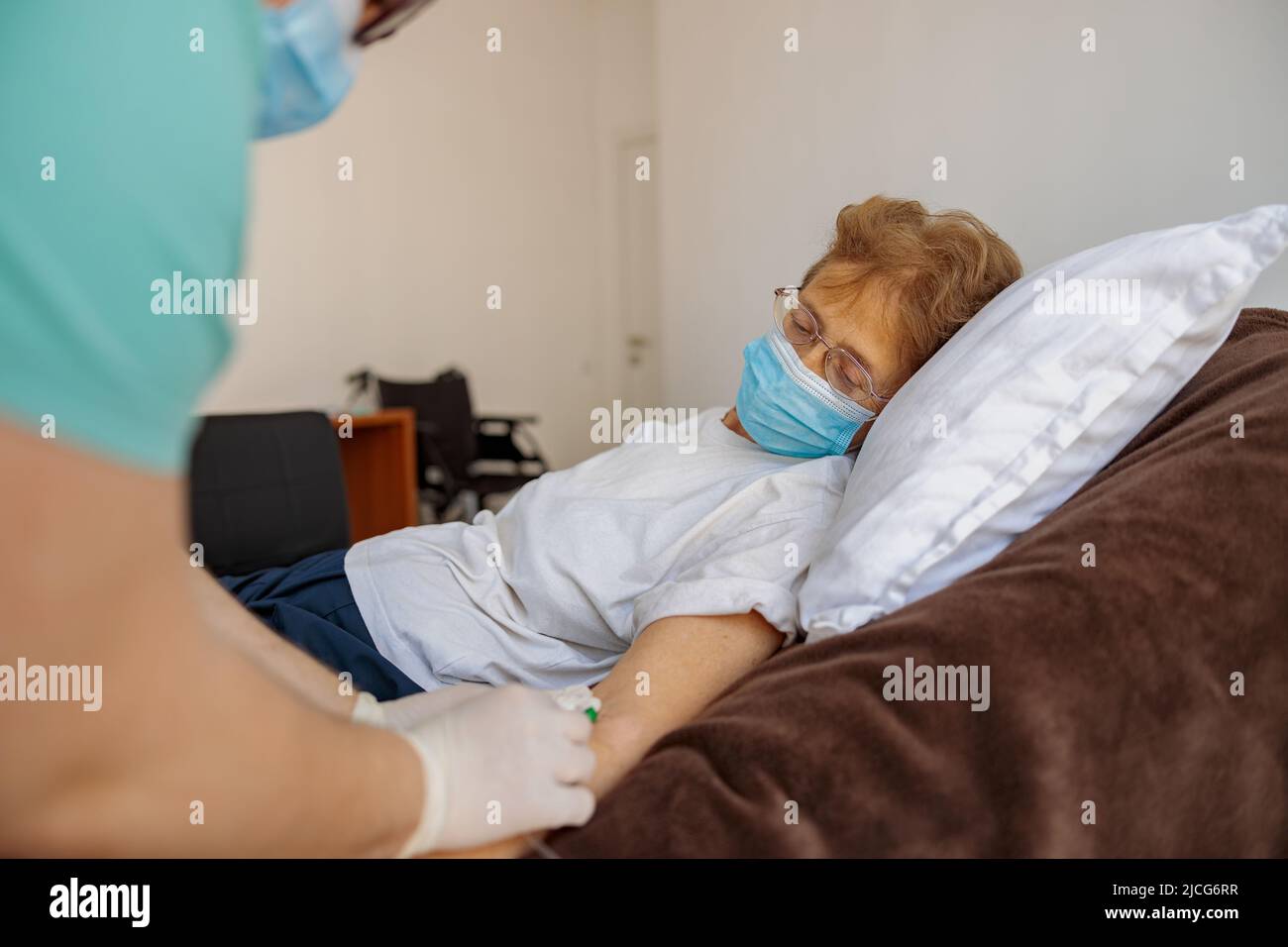 Doctor putting syringe in covid hi-res stock photography and images - Alamy