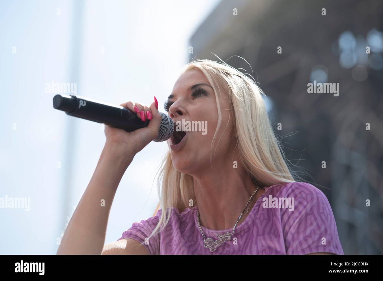 Isi GLUECK GlÃ ck singer pop singer musician singing singing concert ...