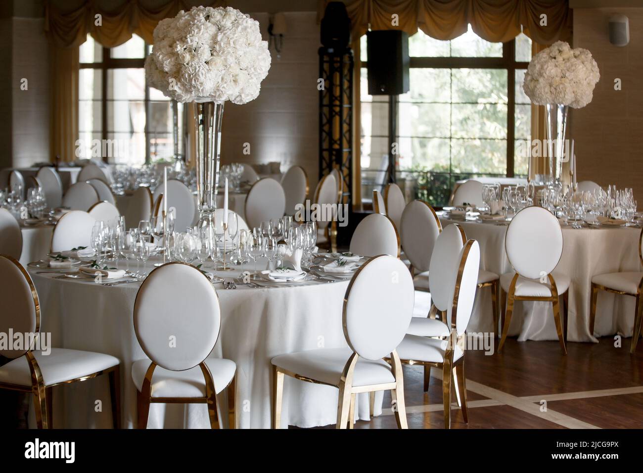 Gold banquet hall hi-res stock photography and images - Alamy