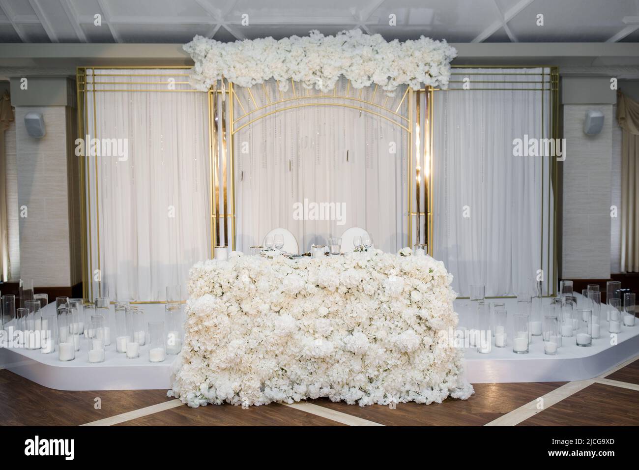 Arch for an outdoor wedding ceremony in white hall Stock Photo - Alamy